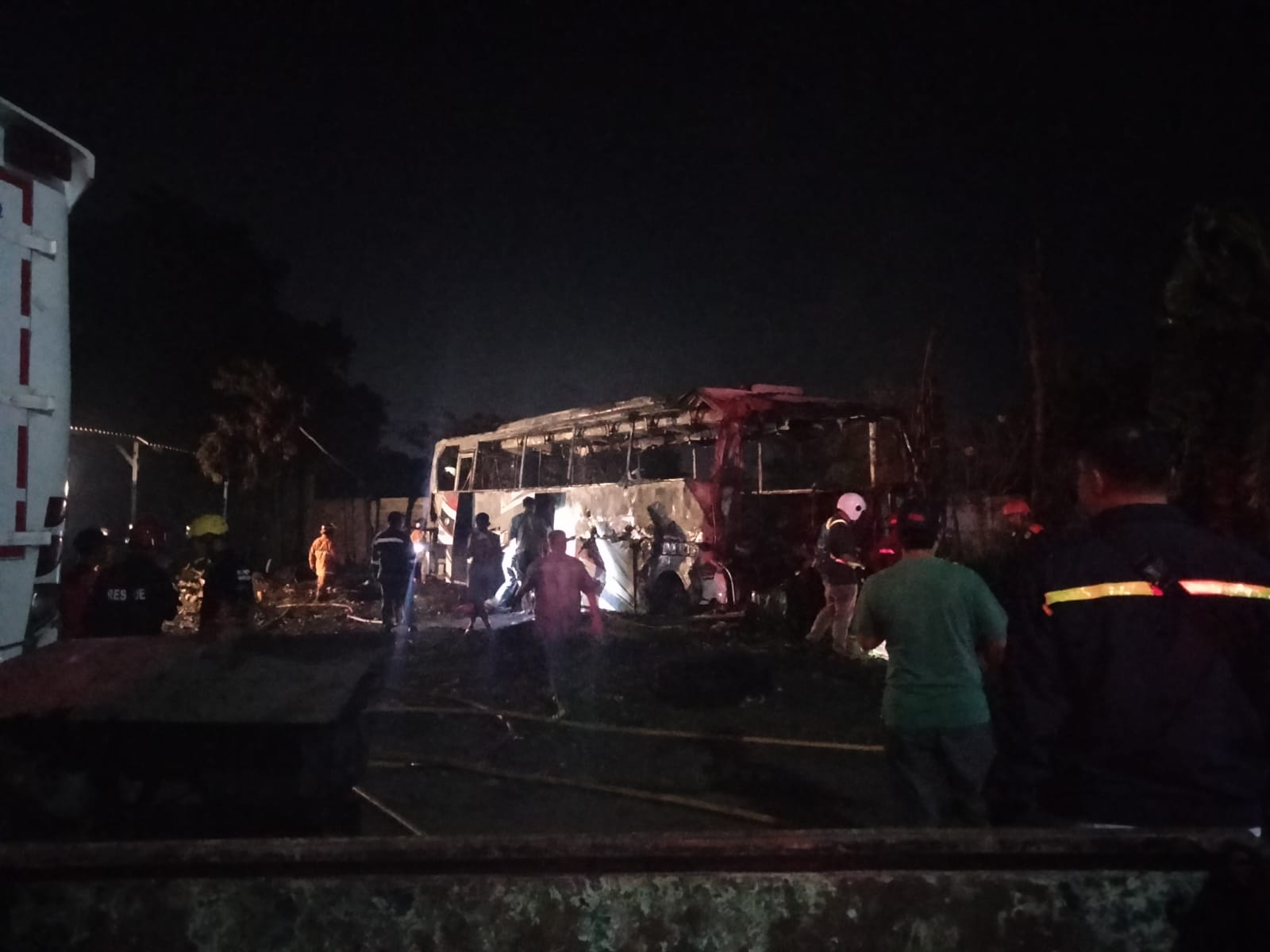 Foto-foto Upaya Pemadaman saat Kebakaran Garasi Bus Maju Lancar - Harianjogja.com